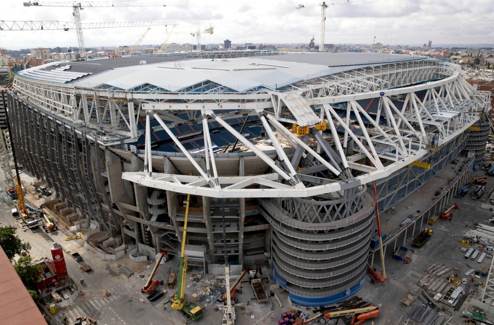 This is how the works of the Bernabéu roof are progressing ...