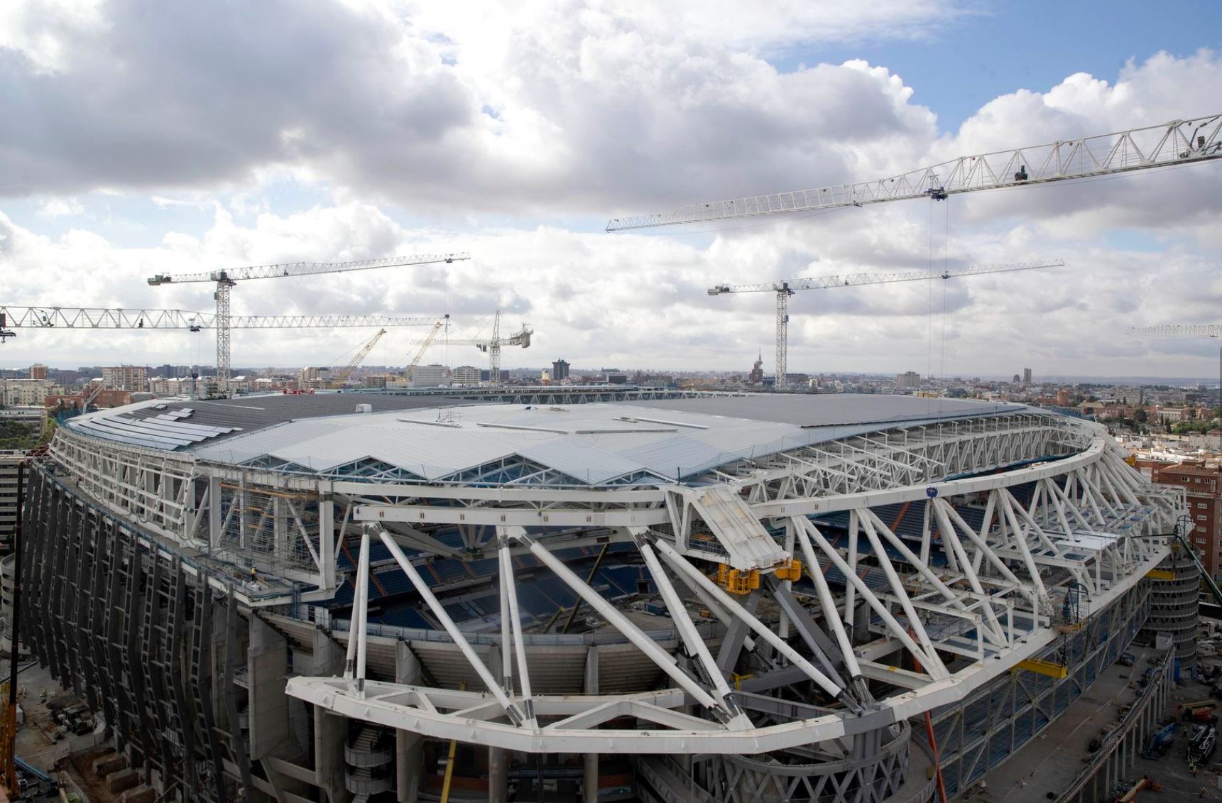 This is how the works of the Bernabéu roof are progressing ...