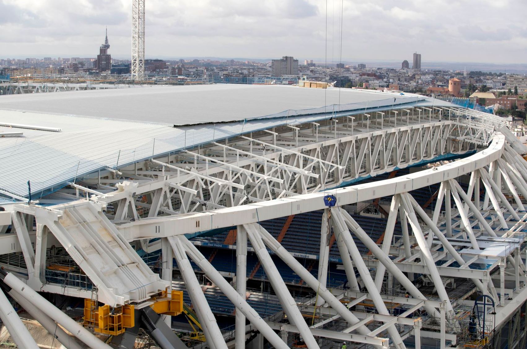 This is how the works of the Bernabéu roof are progressing ...