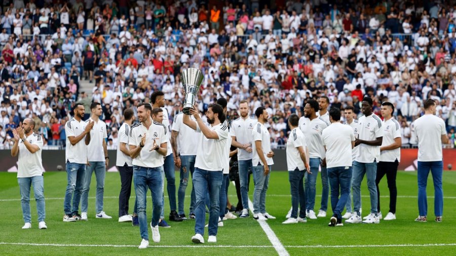 Real Madrid basketball team presents La Undecima to Santiago Bernabeu ...