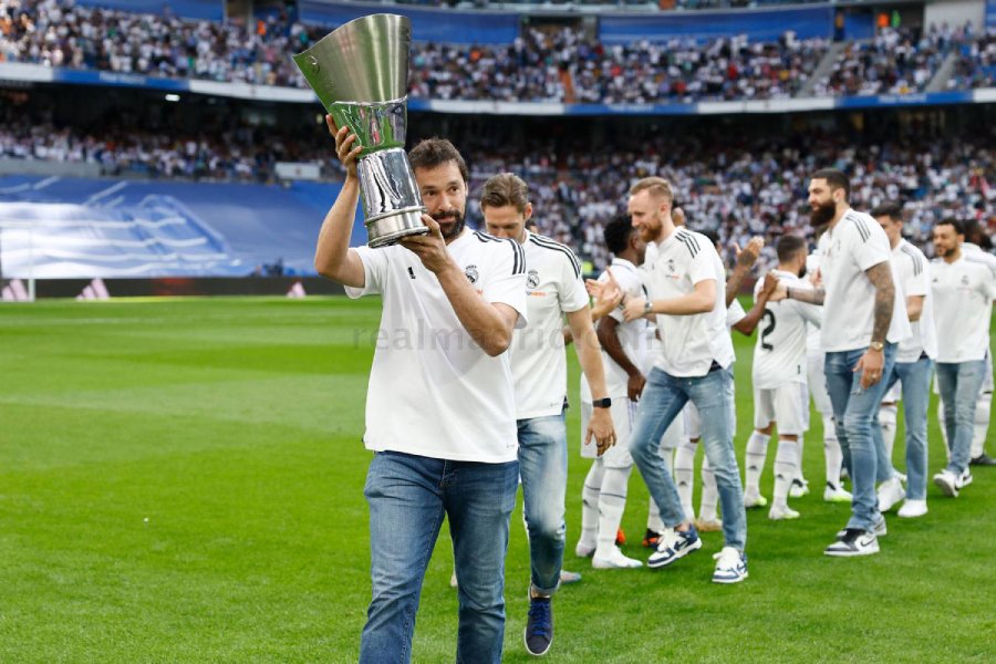 Real Madrid basketball team presents La Undecima to Santiago Bernabeu ...
